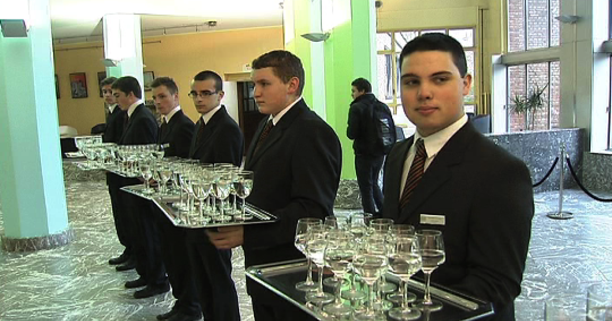 Saint-Ghislain - Les élèves des ETH en service au Palais | Tele MB